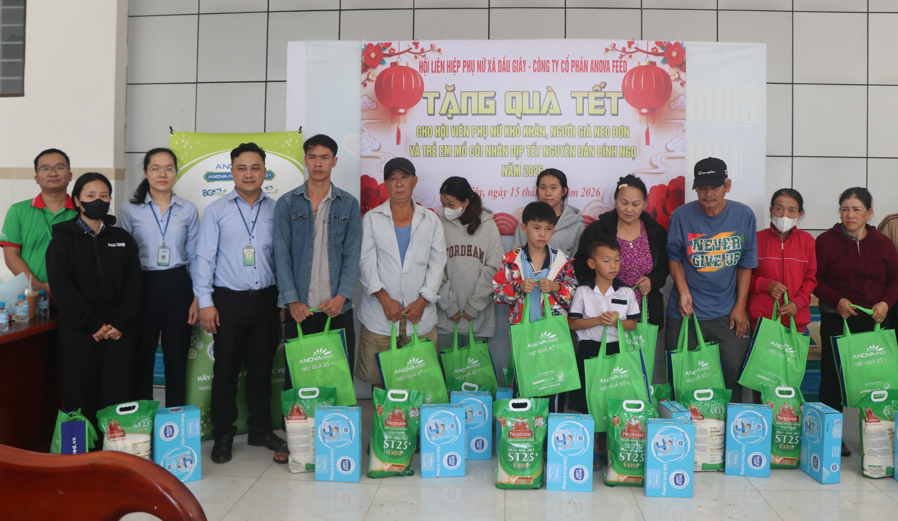 TRAO QUÀ TẾT CHO HỘI VIÊN PHỤ NỮ NGHÈO, NGƯỜI GIÀ NEO ĐƠN